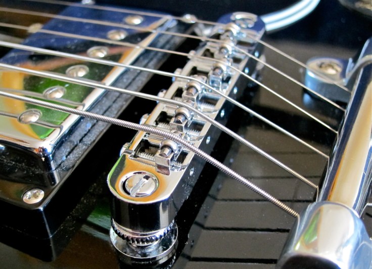 Epiphone SG sai rullatallan *** An Epiphone SG got a roller bridge ...