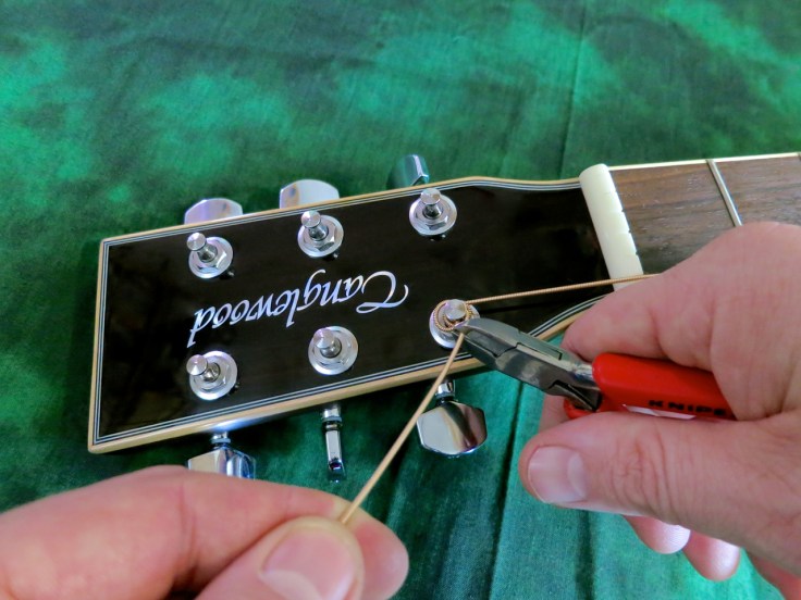 Changing strings on a steel-string guitar – Kitarablogi.com – Finland's ...