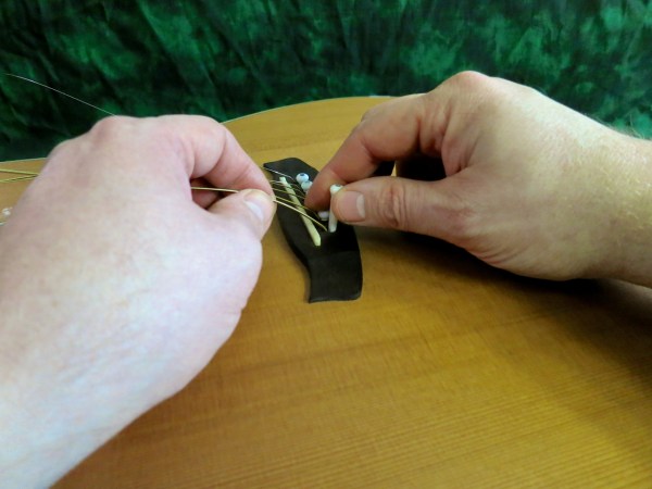 Changing strings on a steel-string guitar – Kitarablogi.com – Finland's ...