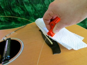 Changing strings on a steel-string guitar – Kitarablogi.com – Finland's ...